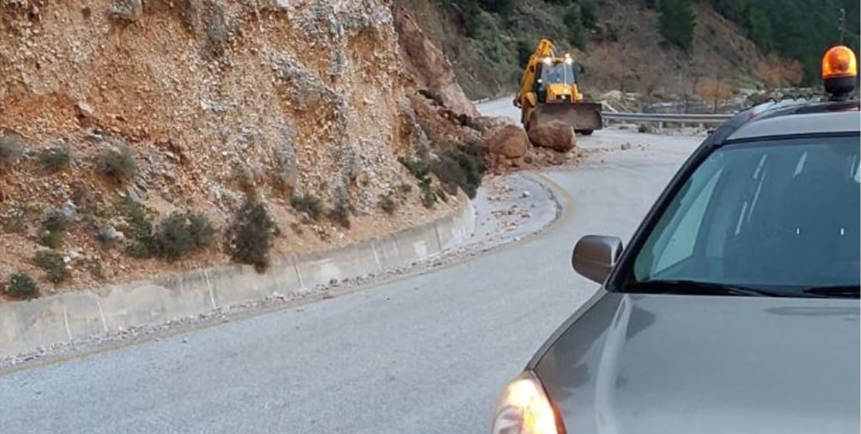 Κατολίσθηση στην επαρχιακή οδο Παραμυθιάς - Ελευθεροχωρίου. Διεκόπη ...