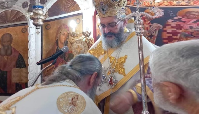 Χειροθεσία Πρωτοπρεσβύτερου απο τον Παραμυθίας κ. Σεραπίωνα ...