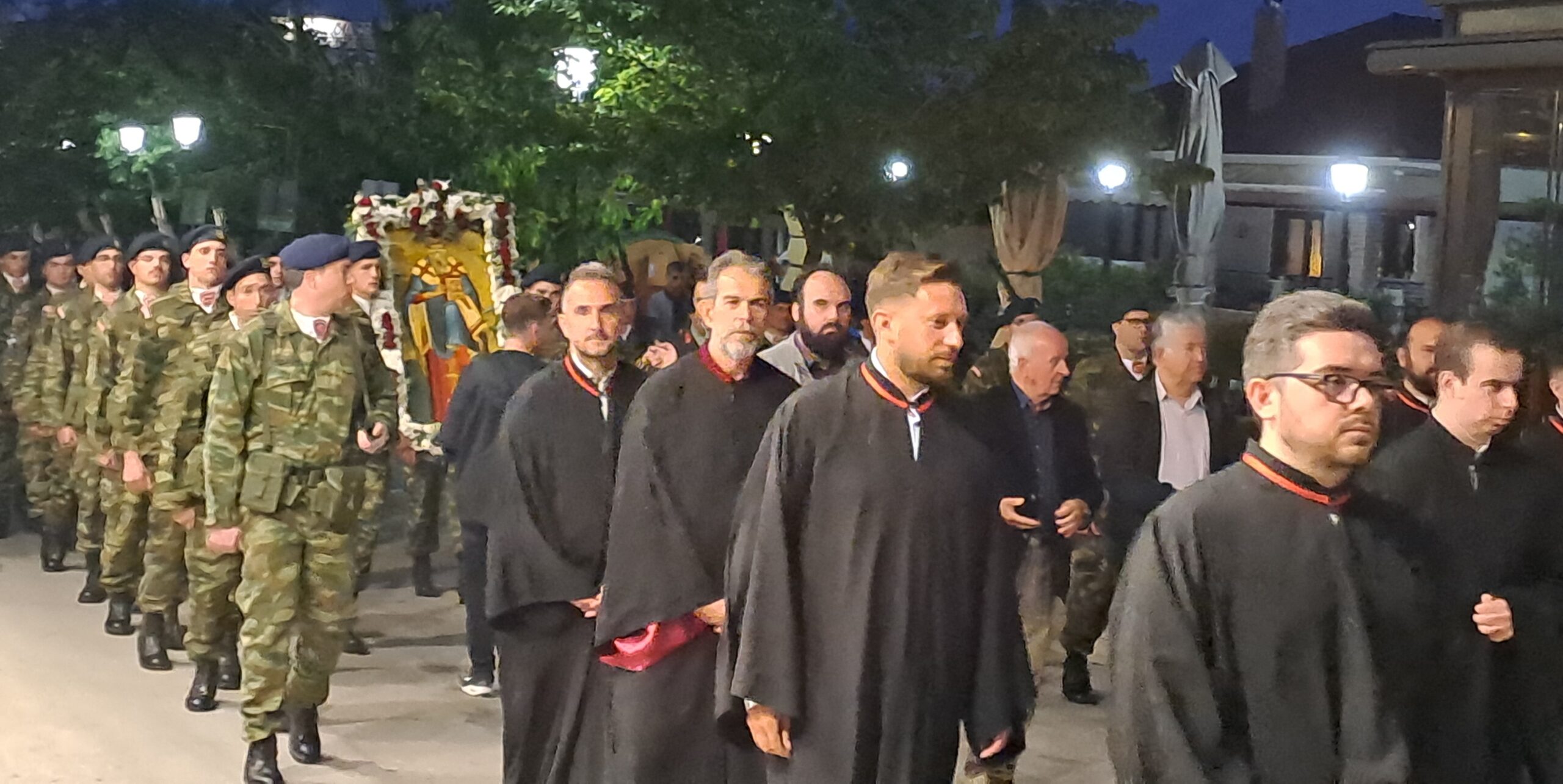 Mε λαμπρότητα η λιτάνευση του Ιερού Λειψάνου του Αγ. Δονάτου του ...