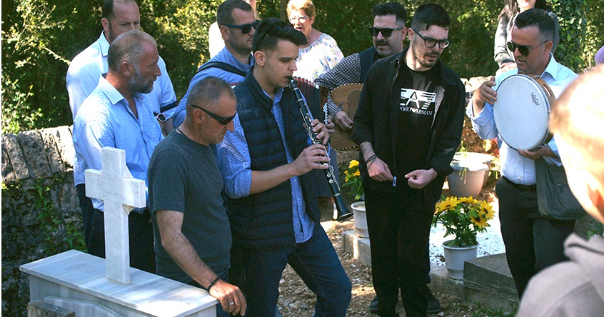 Συγκίνηση όταν ο νεαρός Γρηγόρης έπαιξε κλαρίνο πάνω από τον τάφο του ...