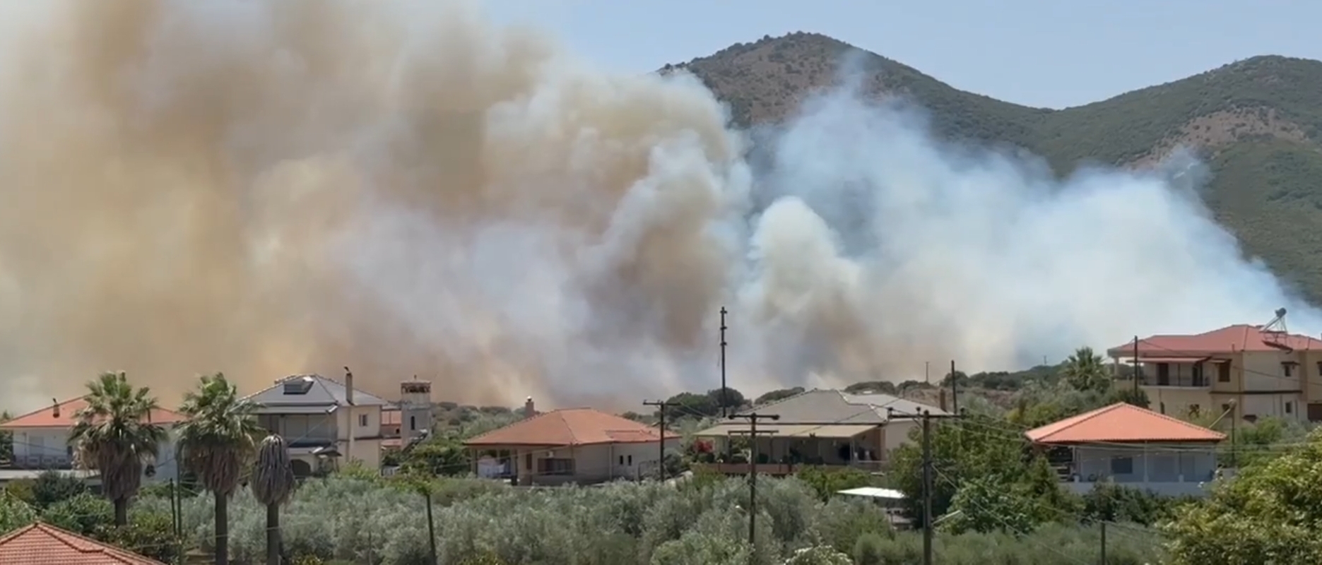 Εκκενώνονται Γαρδίκι, Μανδρότοπος και Σκανδαλο. Συνεχείς ρίψεις με ...